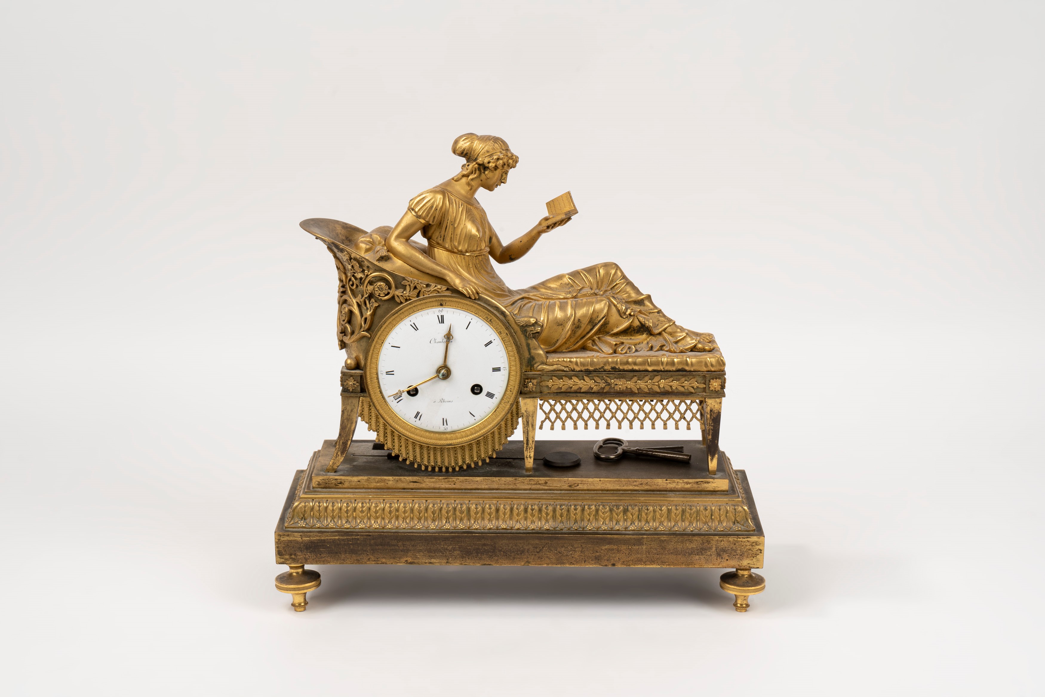 Pendola Impero in bronzo dorato raffigurante Madame Recamier in lettura ...