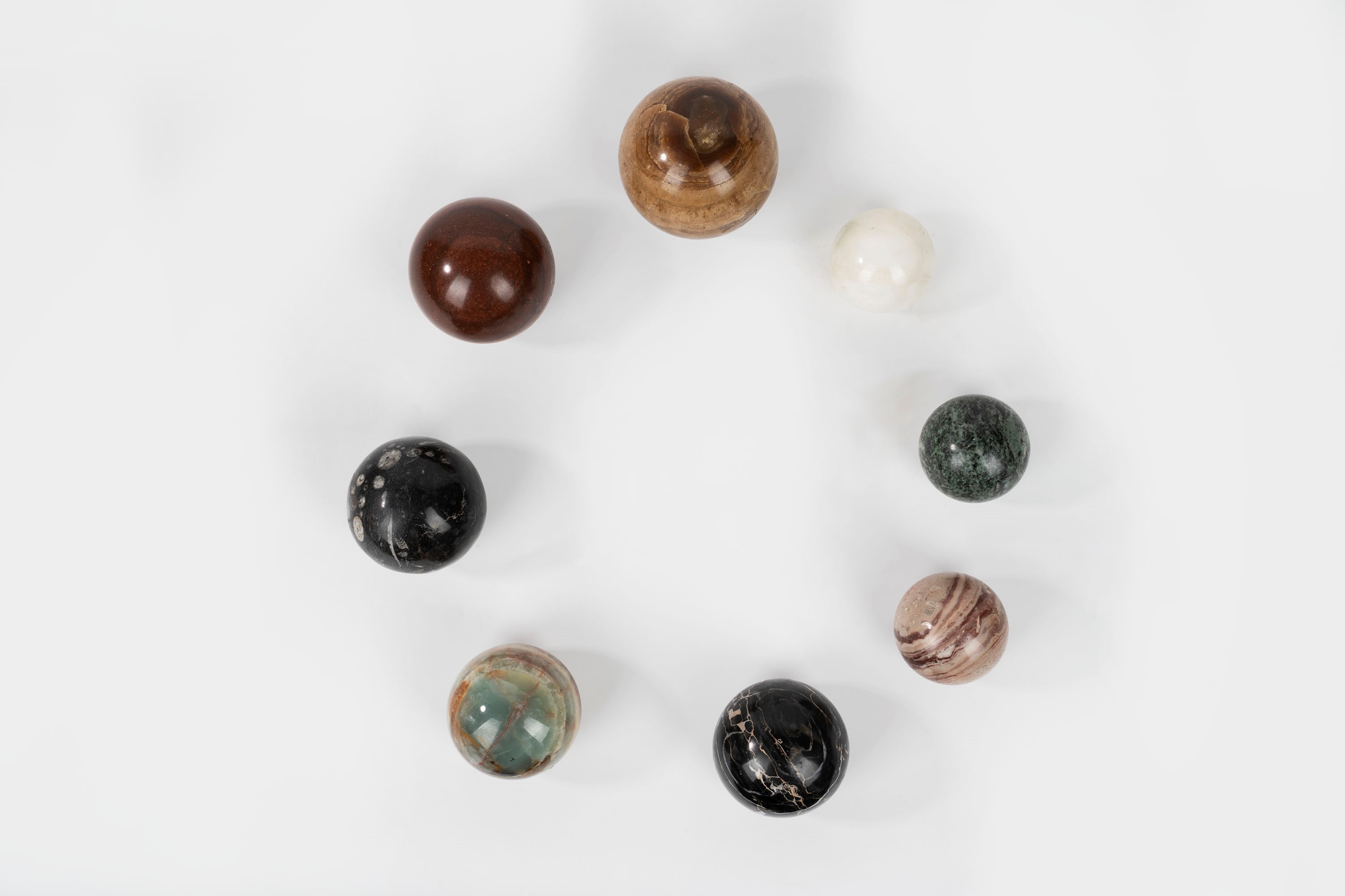 Lot composed of eight spheres in various marbles, 20th century | Charms ...