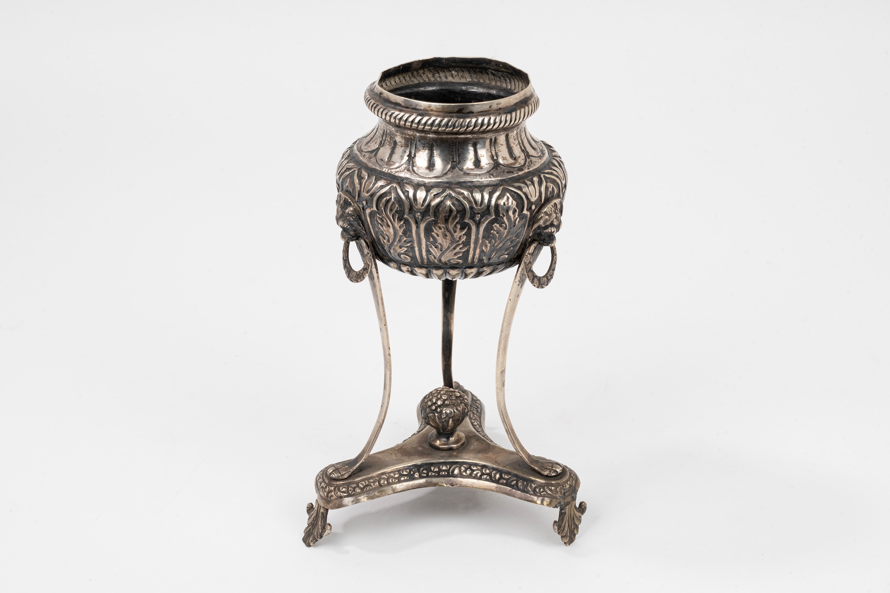 Vaso porta cero in argento a tripode, Napoli inizi secolo XIX | Incanti ...