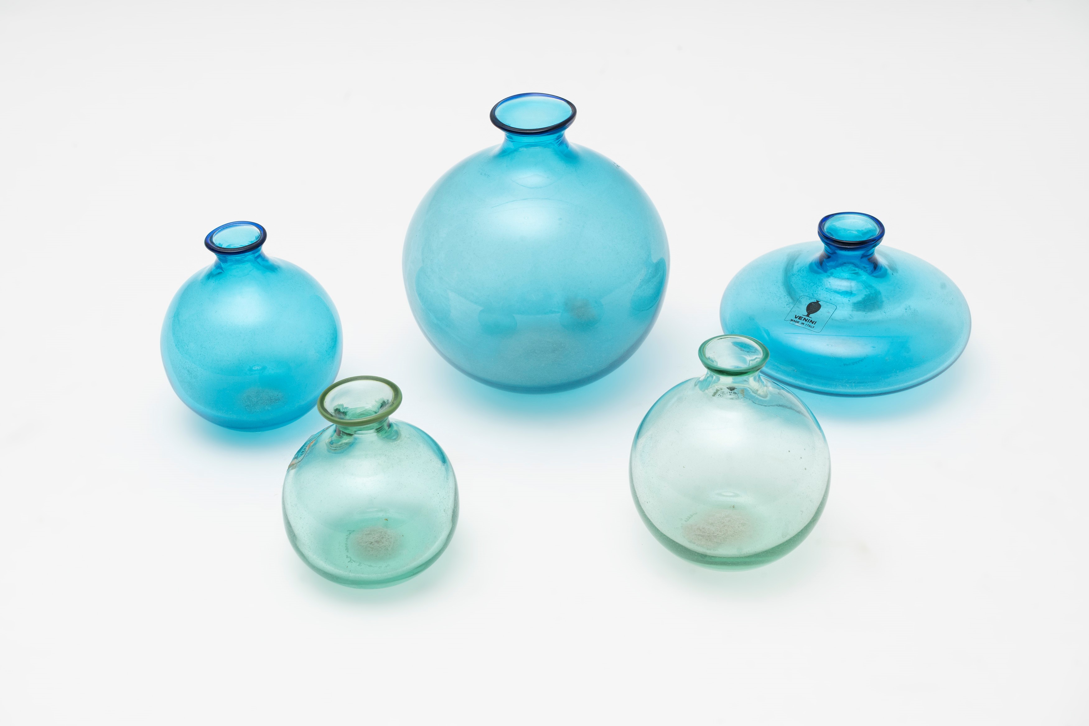 Cinque vasetti in vetro azzurro e verde acqua, Venini anni '80 del ...