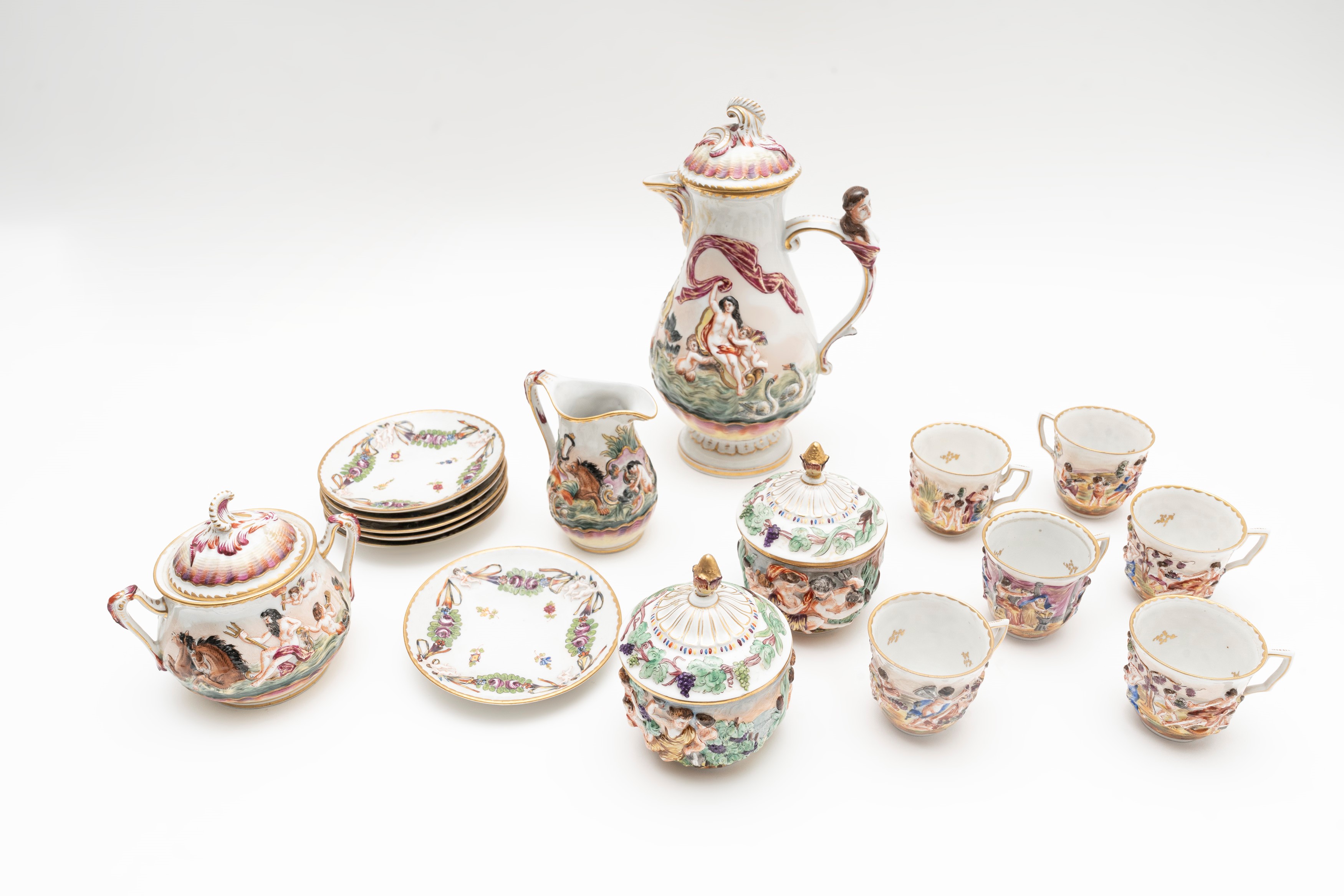 Lotto composto da undici oggetti in porcellana policroma a rilievo, manifattura di Capodimonte ...