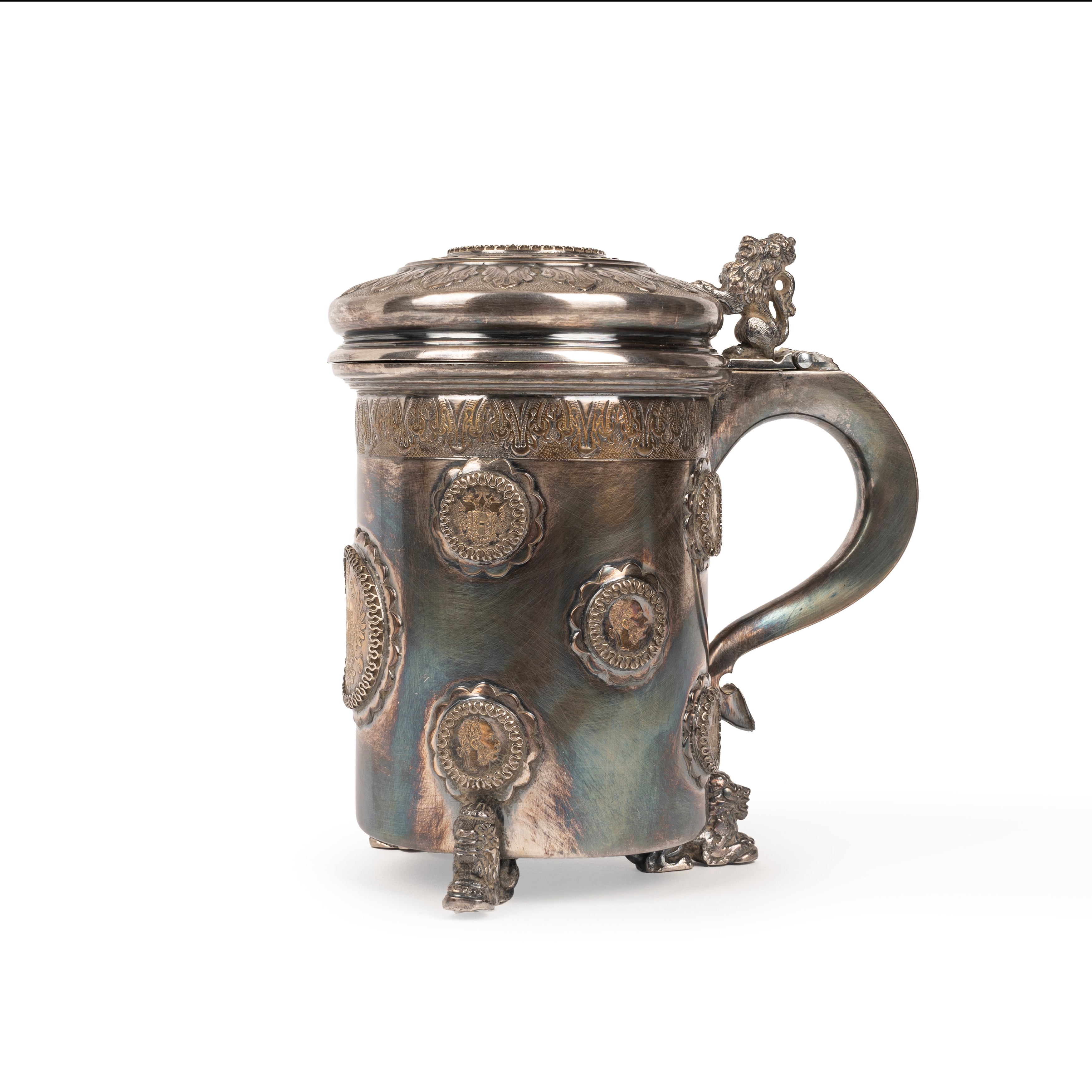 Silver tankard with coins set in it | Charms of Art | Finarte, casa d'aste