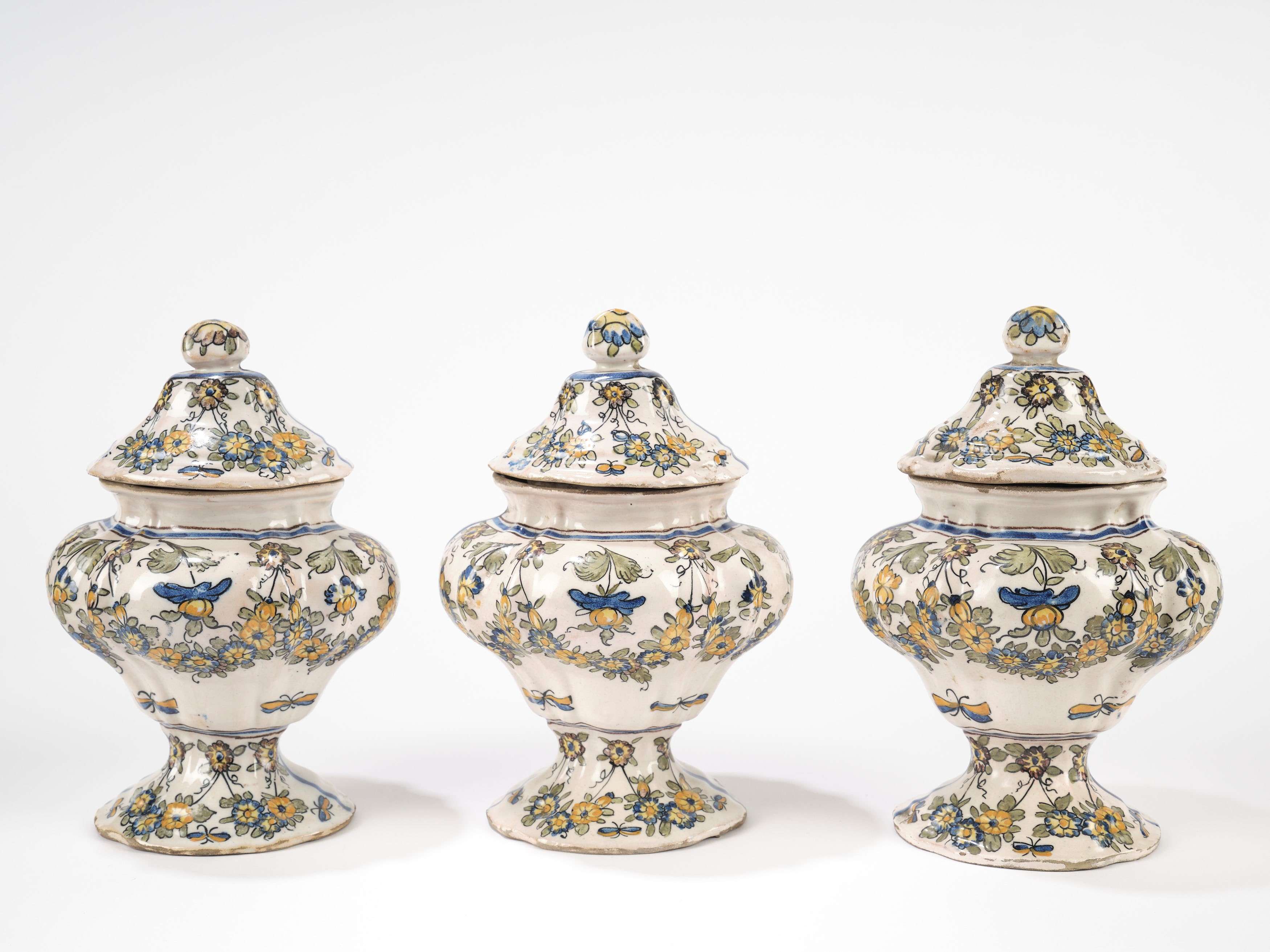 Tre vasi con coperchio. Manifattura Cerreto Sannita | Incanti d'Arte ...