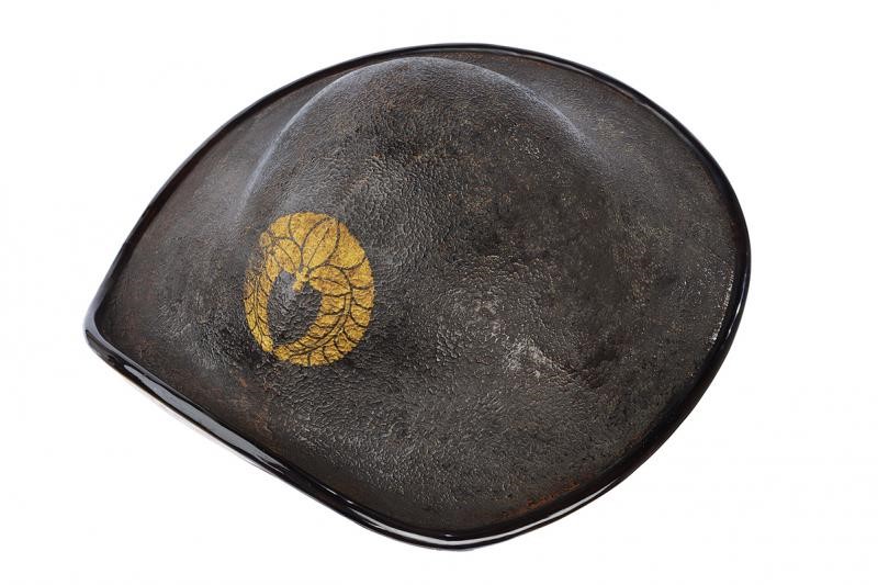A Tataki-nuri Hasori jingasa with Sagari-fuji-mon Edo Period (1603-1867 ...