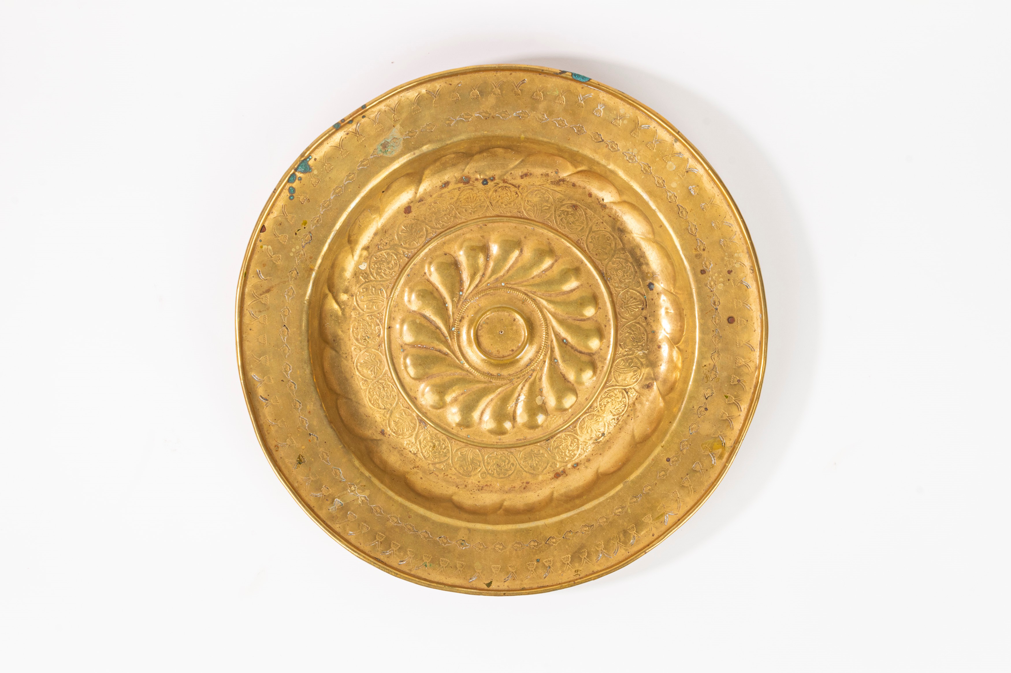 Embossed metal almoner plate | Charms of Art | Finarte, casa d'aste