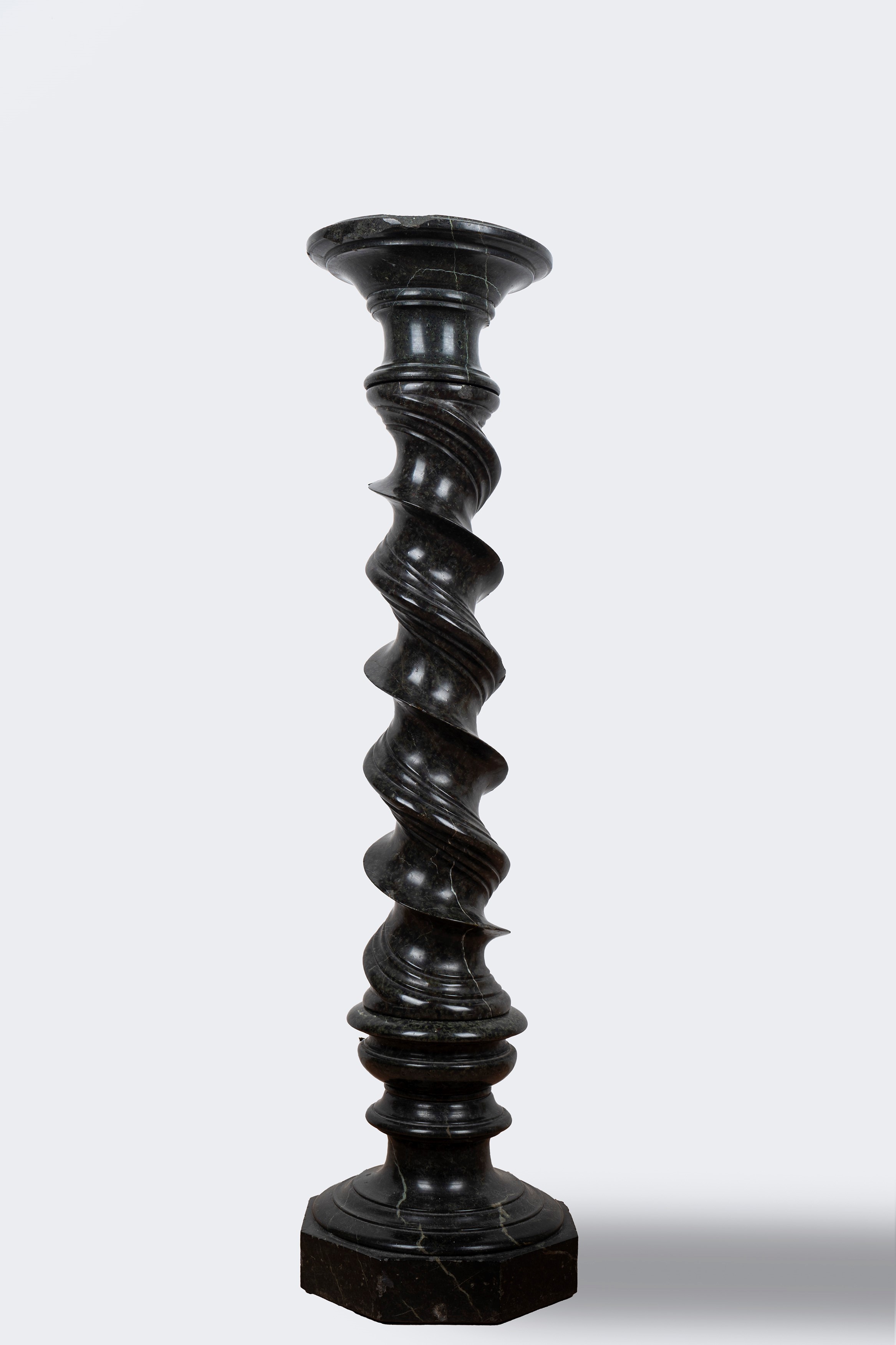 Colonna tortile in marmo nero | Incanti d'Arte | Finarte, casa d'aste