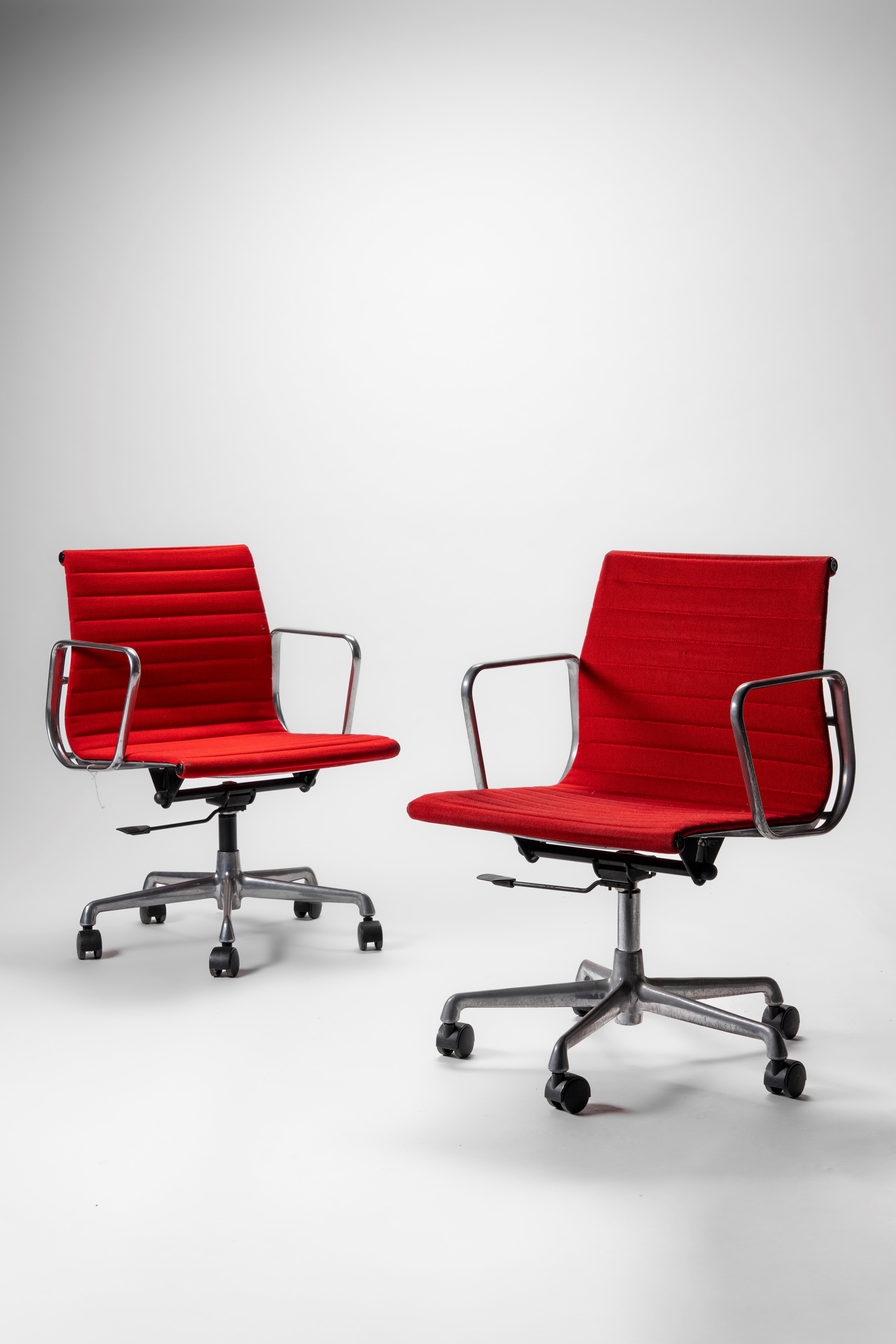 Charles & Ray Eames - Coppia di sedie della serie Aluminium Chairs ...
