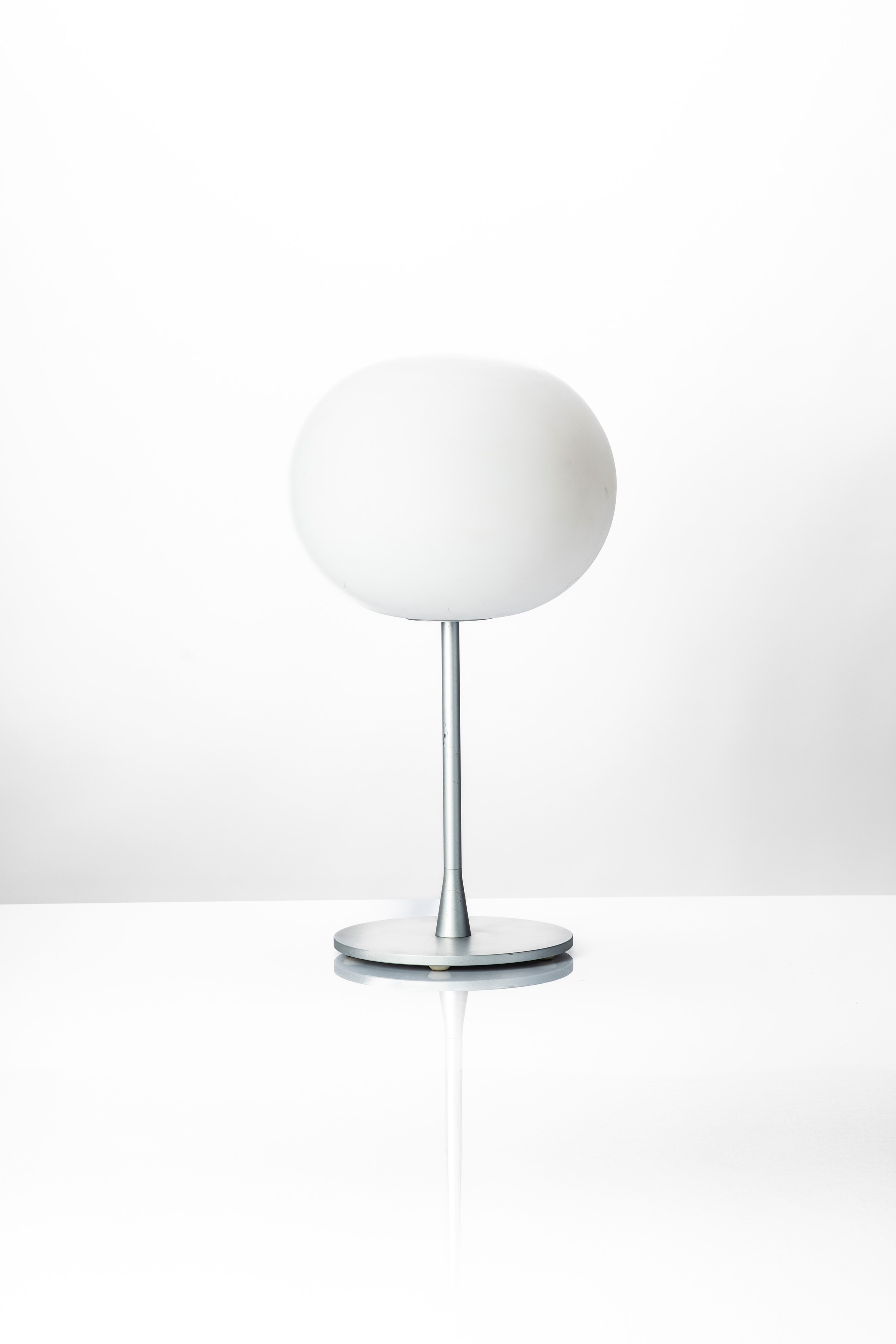 Jasper Morrison - Small table lamp model Glo-Ball 1999 | Easy Design ...