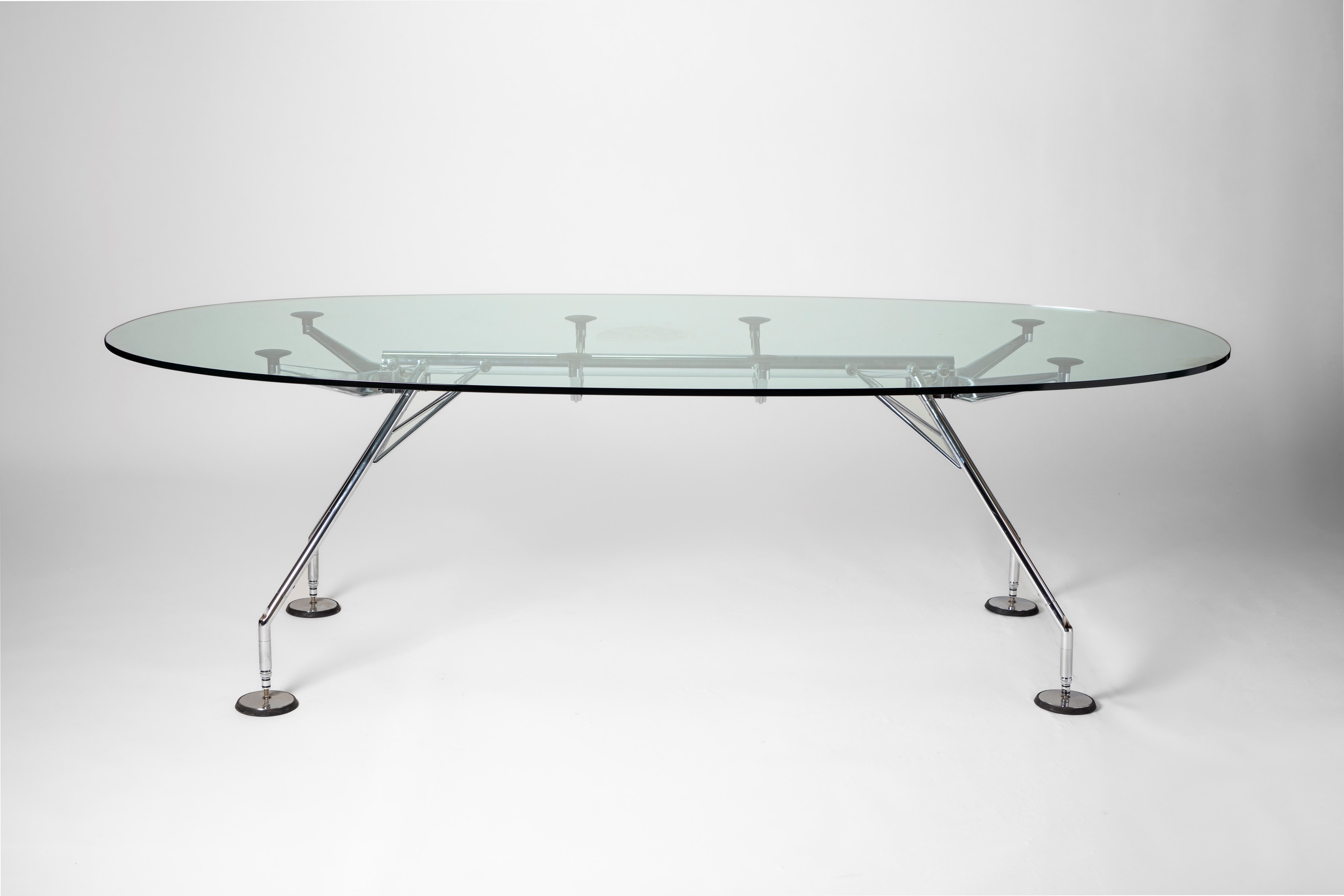 Norman Foster - Tavolo modello Nomos 1986 | Design Heritage | Finarte ...