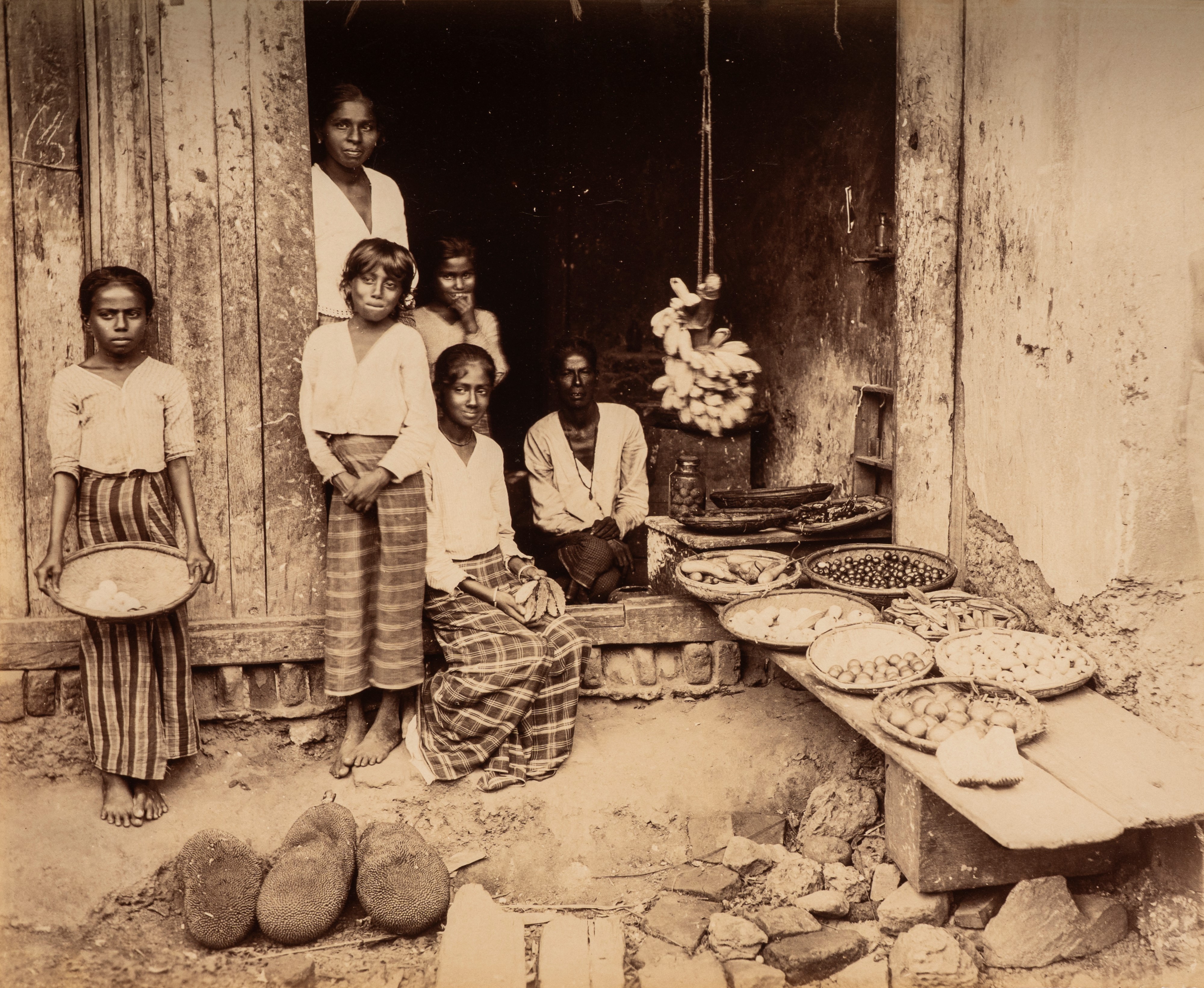 William Louis Henry Skeen & Co (attr.) - Famille devant des corbeilles ...