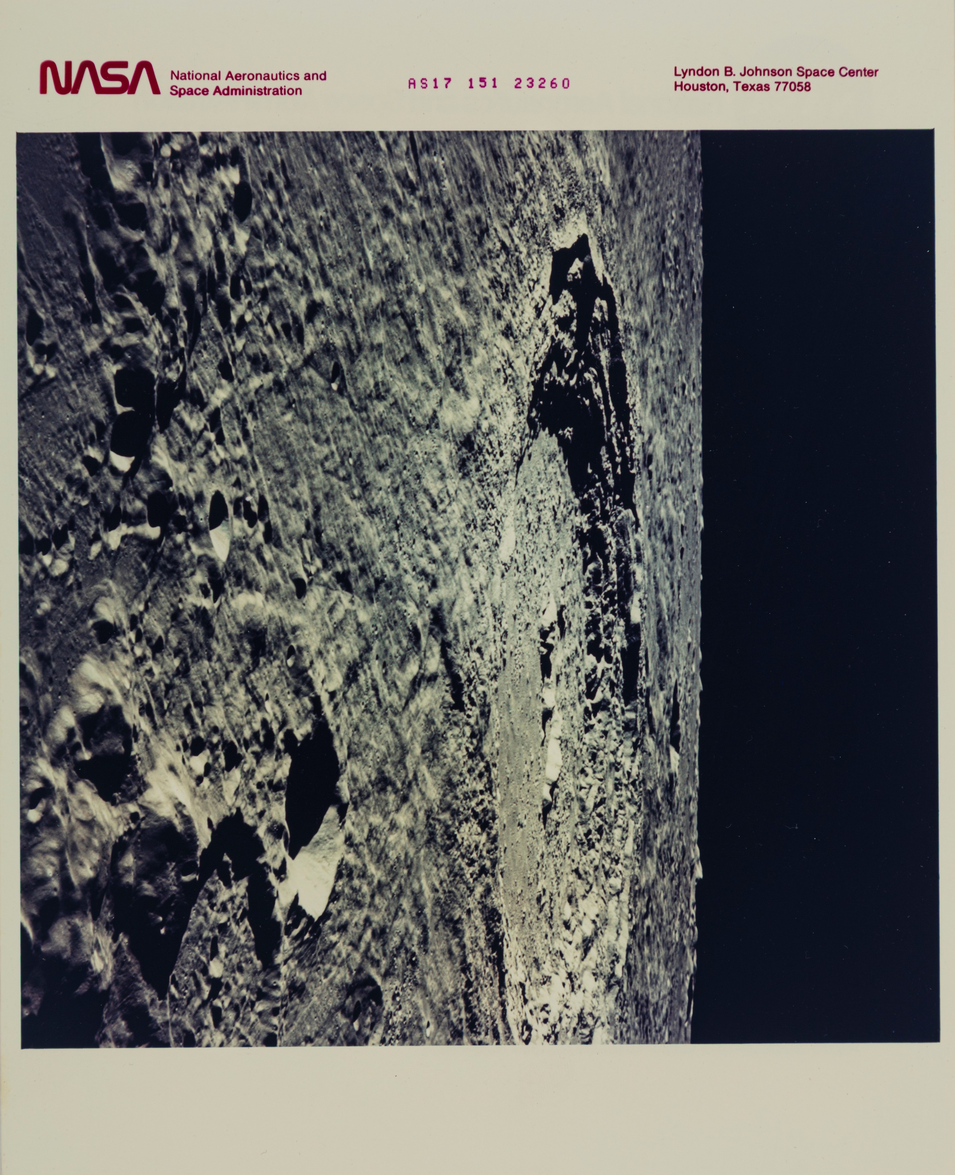 NASA - Apollo 17 view of the moon 1972 | Photographs / Christmas Early Gifts | Finarte, casa d'aste