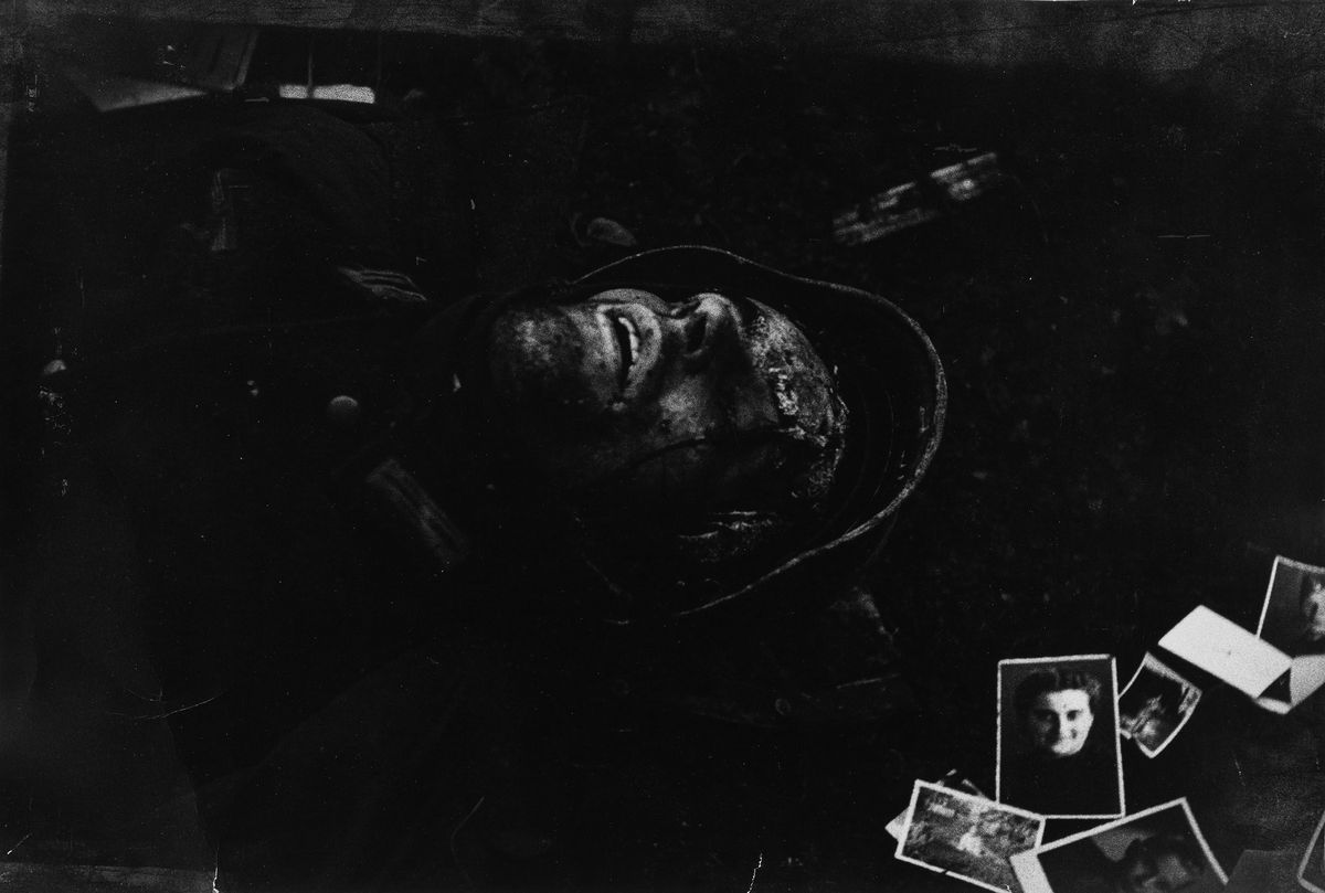Tony Vaccaro - The Dead Nazi and his family back home, Hurtgen Forest ...