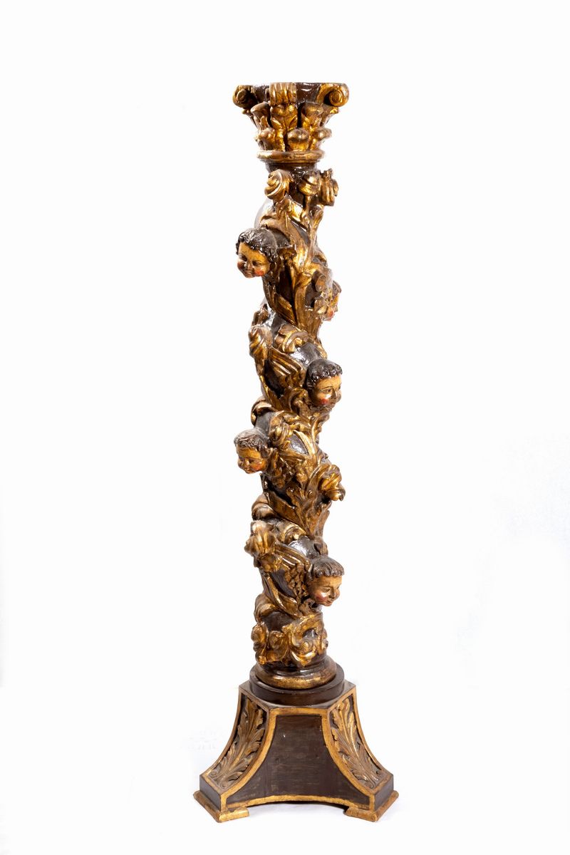 Colonna tortile in legno laccato e dorato, con teste di cherubini e ...