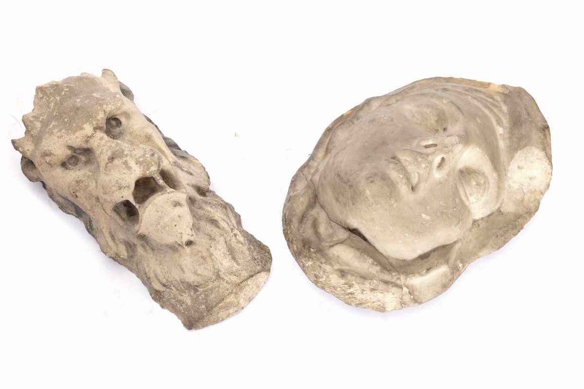 Lot consisting of an ancient stone mask depicting a lion's head and an ...