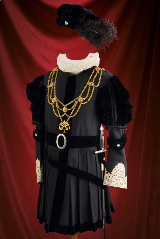 A Papal chamberlain's uniform, collar and sword, Pope Pius X period ...