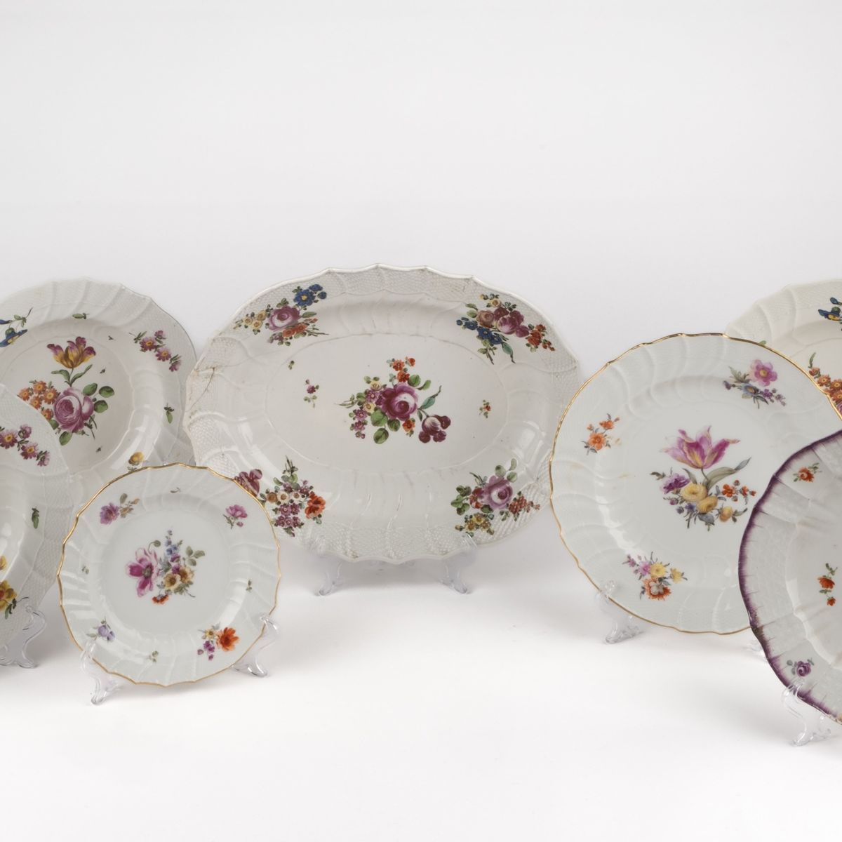 Lotto composto da tre piatti fondi in porcellana di Vienna con decoro ...